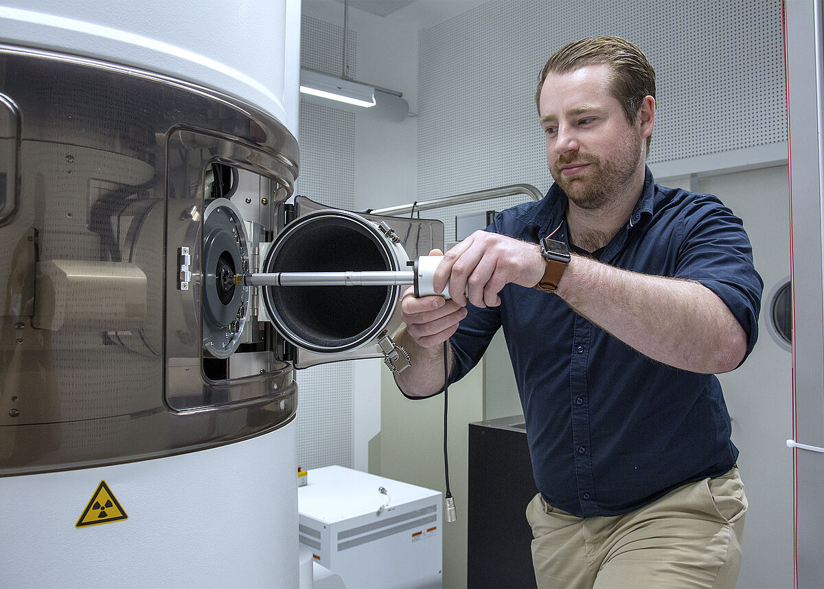 Neues Elektronenmikroskop eröffnet für Forscher der Universität Rostock ...